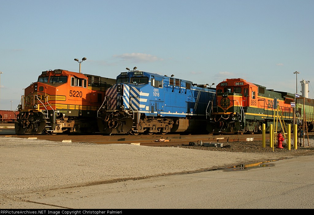 BNSF 5220, CEFX 1016, and BNSF 8615